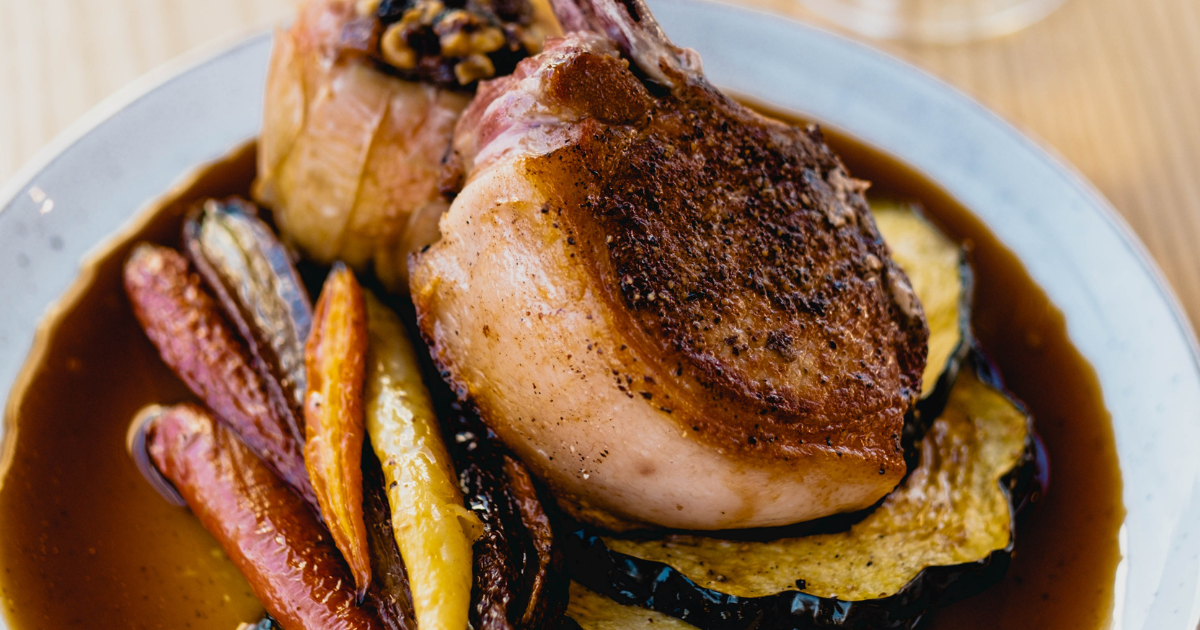 Carré de porcelet et sa pomme farcie aux fruits confits | Recette 100 % ...