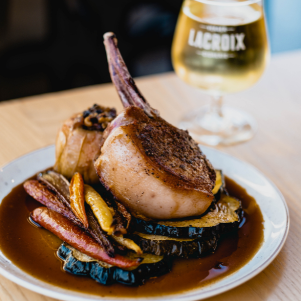 Carré de porcelet et sa pomme farcie aux fruits confits | Recette 100 % ...