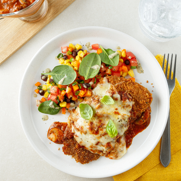 Escalopes de veau panées à la sauce rosée et sa salade colorée ...
